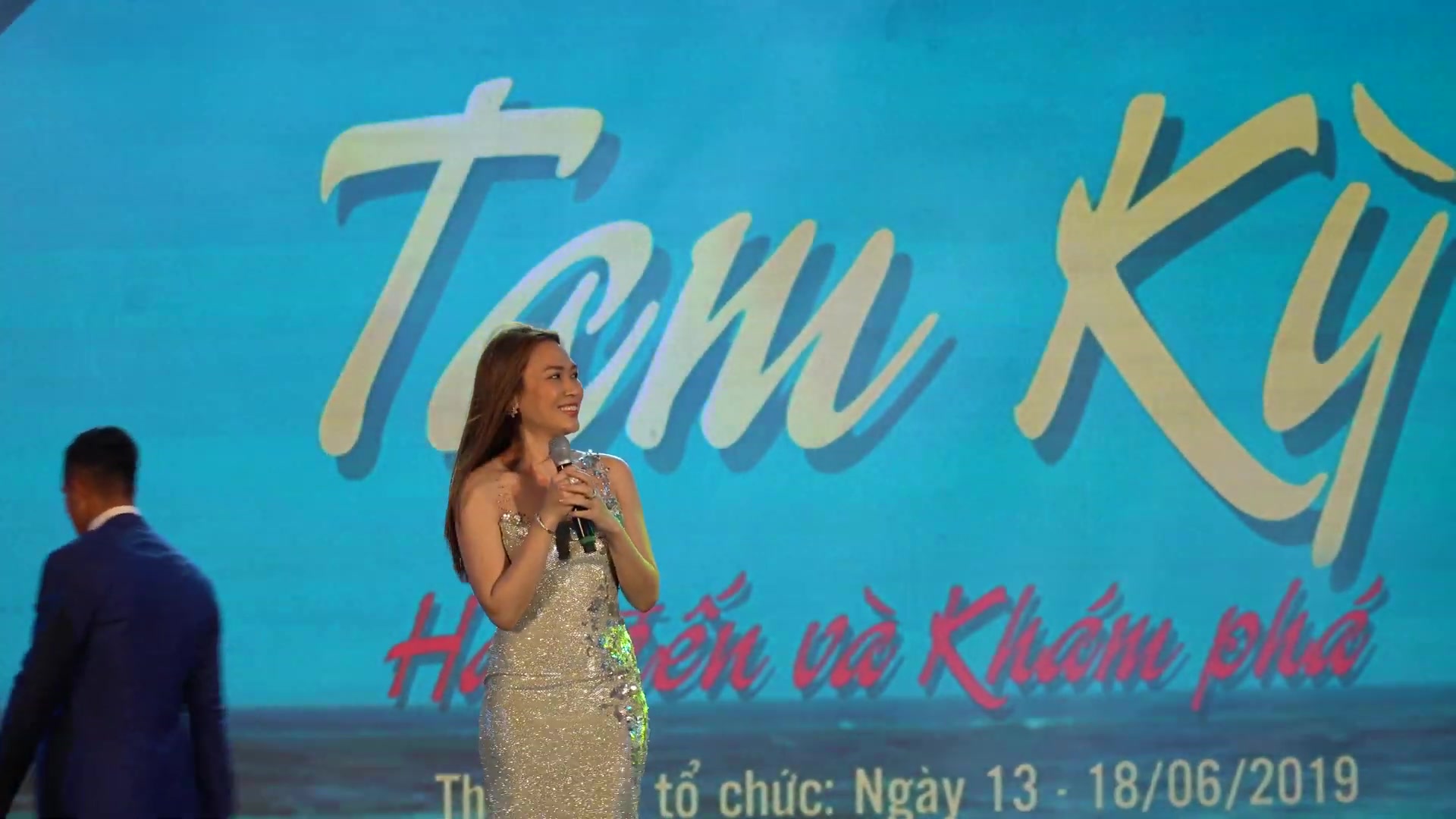 MỸ TÂM hát HELLO VIỆT NAM tại Quảng Nam - COS.TV