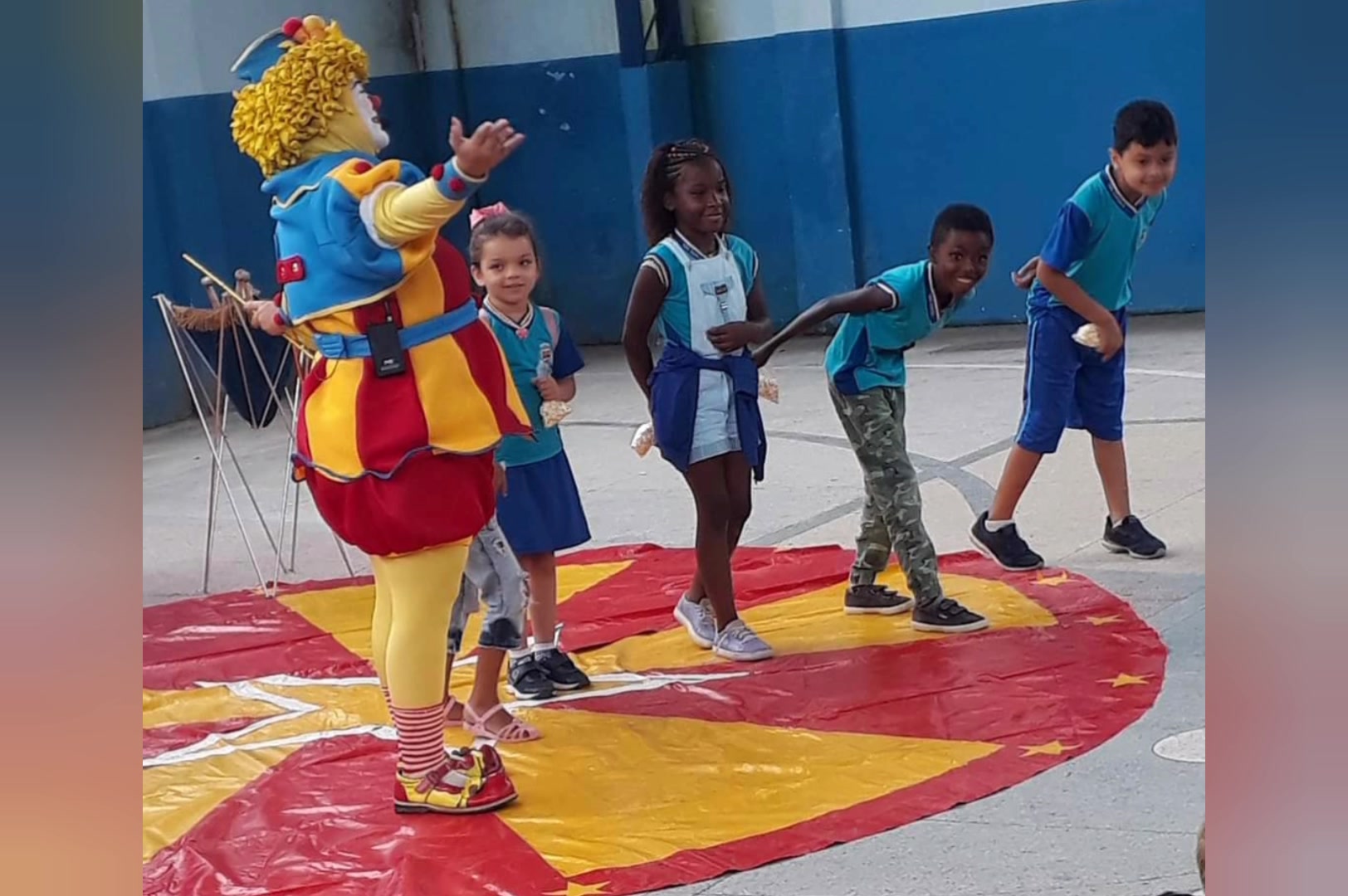 Circo na escola muita diversão #meninasdacos#uniãocoser#contacomigo#emdigitais - COS.TV