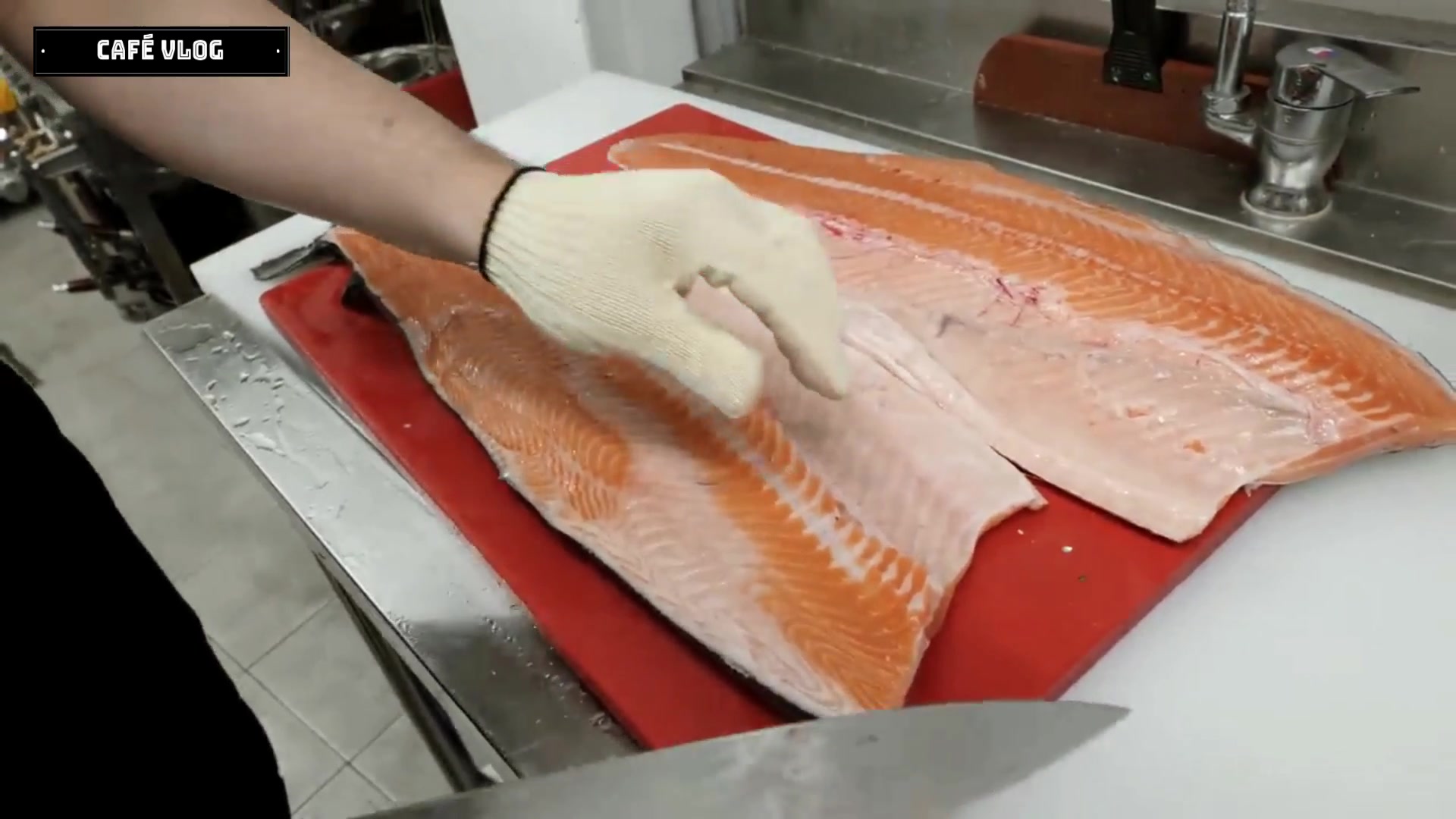 Sushi made with alive fish P2 - Cafe Vlog - COS.TV