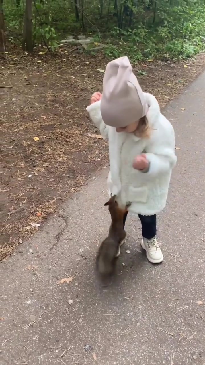 A walk in the park turned into a fairy tale 🥰 - COS.TV