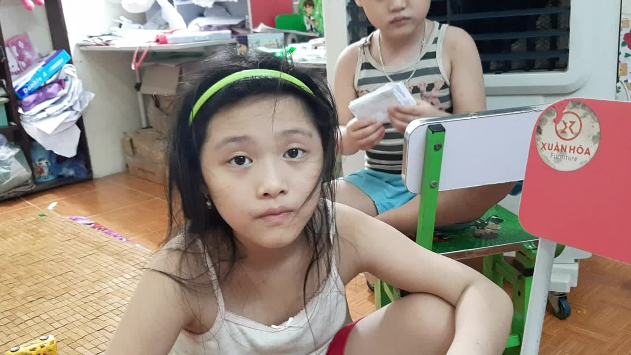 Chị Silent Sea giúp Gia Linh giải toán - COS.TV