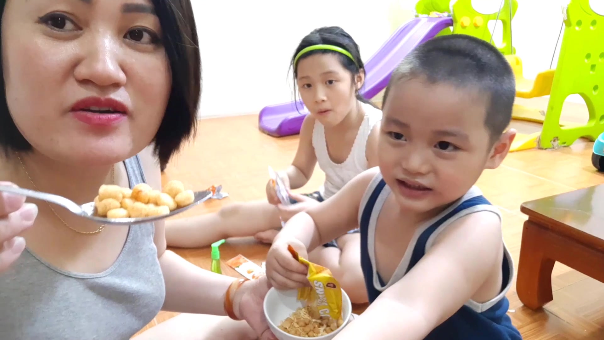 Chị Silent Sea Gia Linh em Cò ăn Kẹo Cao Su, Mì tôm tre em phần thưởng ...