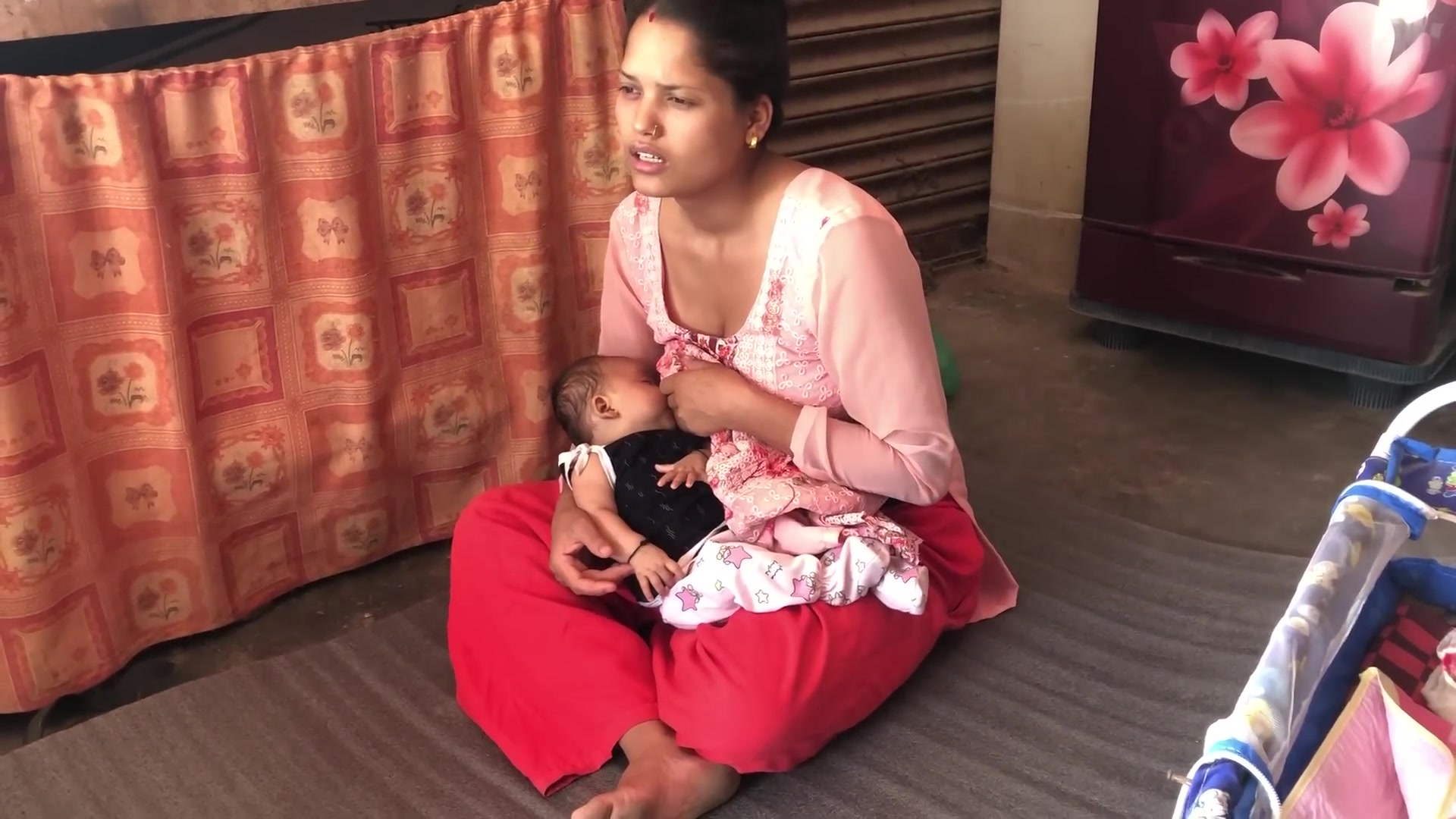 Breastfeeding baby vlogs -- cute mommy and baby - COS.TV