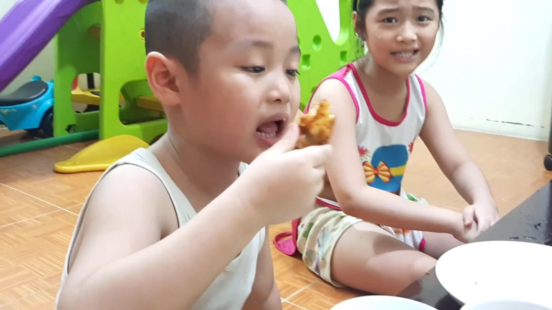 Gia Linh em Cò ăn cơm xong chị Silent Sea cho Gia Linh em Cò tắm bể bơi ...