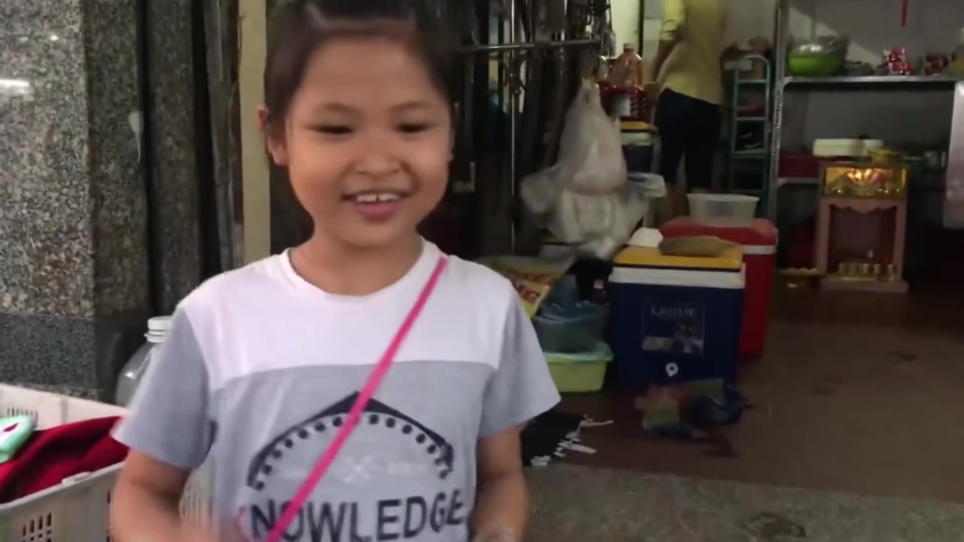 VLOG Sốc với mặt bằng đắt đỏ mà ba mẹ ''Việt Hương Nhí'' thuê bán nước mía - COS.TV