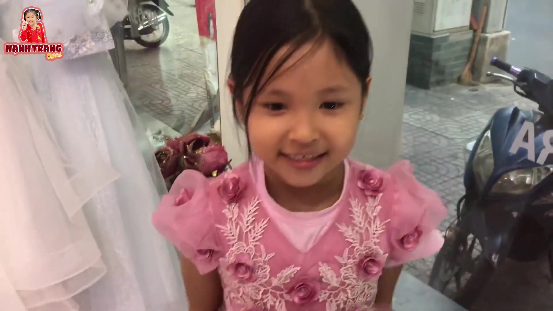 Choáng ngợp với bộ đầm công chúa lộng lẫy fan tặng cho Hạnh Trang - COS.TV