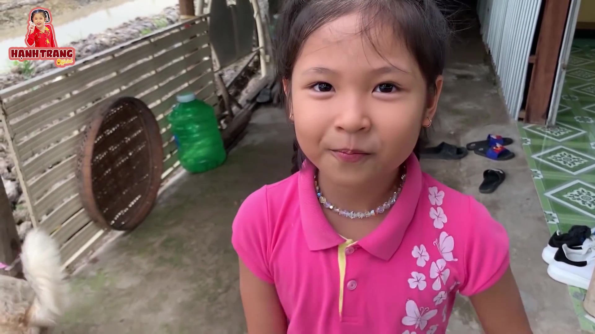 VLOG | Khương Dừa ghé thăm nhà -Việt Hương nhí-, bất ngờ với sự -quen thân- cả showbiz của cô bé ...