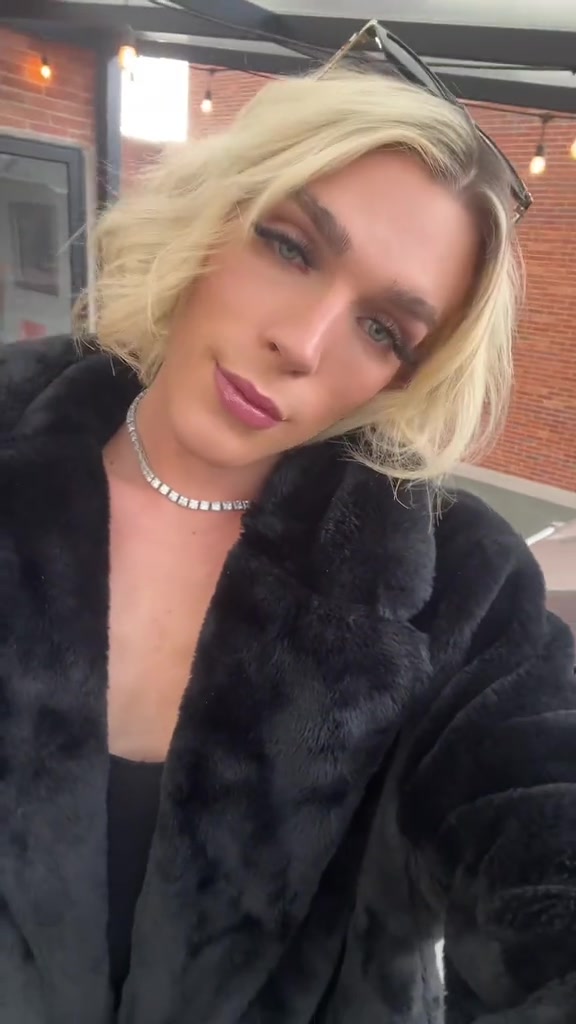 Trans girl here now - COS.TV