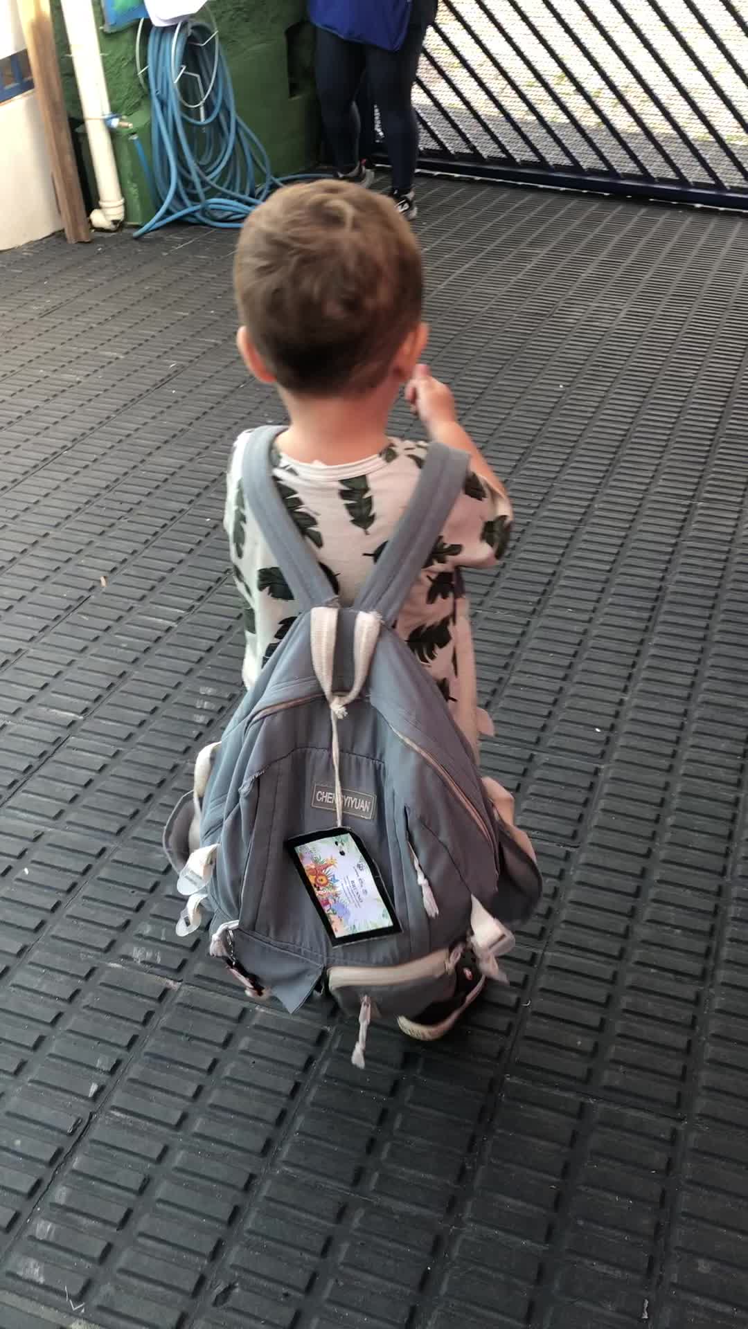 Bubu indo embora, da escolinha - COS.TV